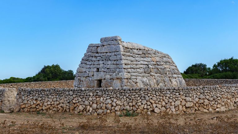 Naveta des Tudons, el edificio más antiguo de Europa
