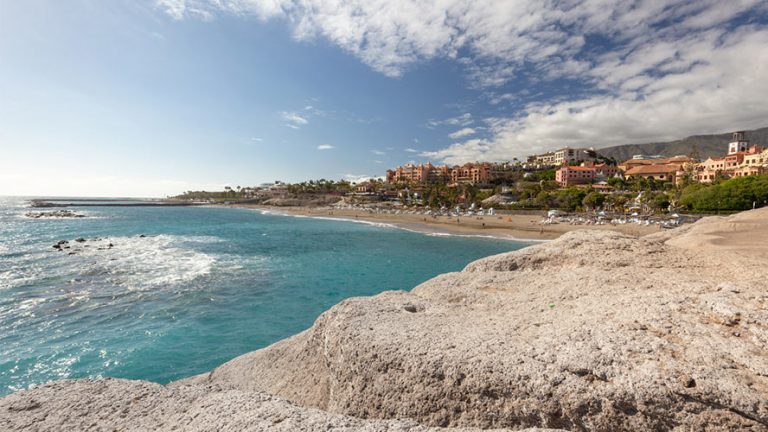 Playa del Duque, un lugar para relajarse y disfrutar