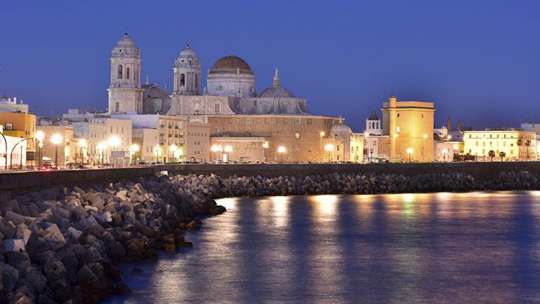 Salir por Cádiz, bares y discotecas con el Atlántico de fondo