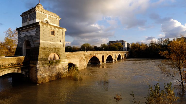 Ponte Milvio, el puente de los enamorados en Roma
