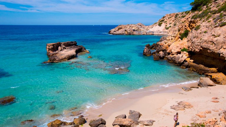 Cala Tarida, un popular entorno familiar en Ibiza
