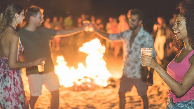 Fiesta en Ibiza: playas, barcos y clubs para salir de juerga