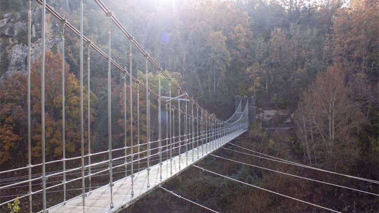 The Montfalcó walkways, a trail with sheer drops in Huesca