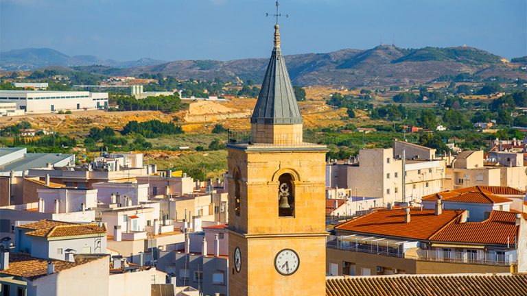 Sax, un pueblo adosado a una roca con mucha historia