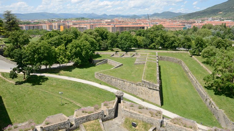Las murallas de Pamplona son santo y seña de la capital navarra ...